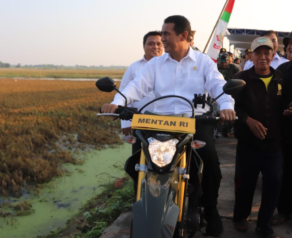 Selamatkan Panen, Mentan Amran Kirim Pompa dan Combine Harvester ke Kendal