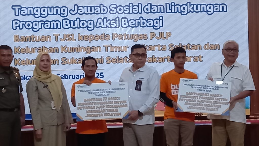 Bulog Salurkan Bantuan Sembako kepada 159 Petugas PJLP di Jakarta