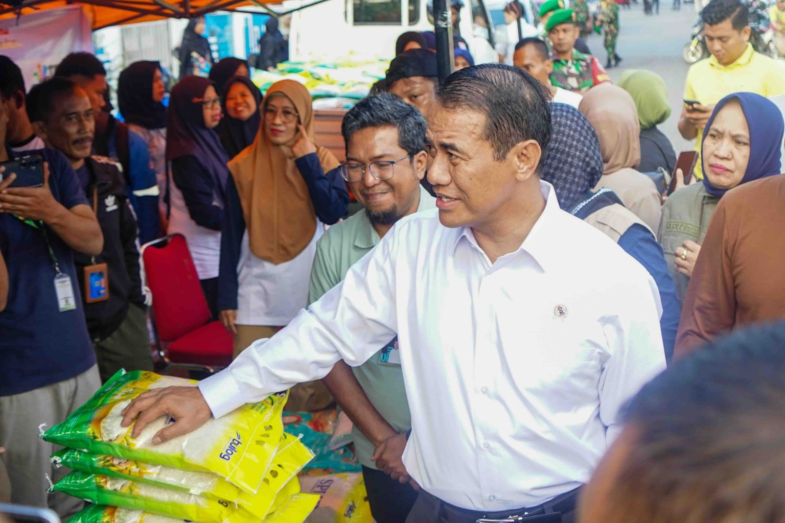 Amran Beri Santunan Rp 20 Juta untuk Keluarga Wa Muna Korban Salah Data