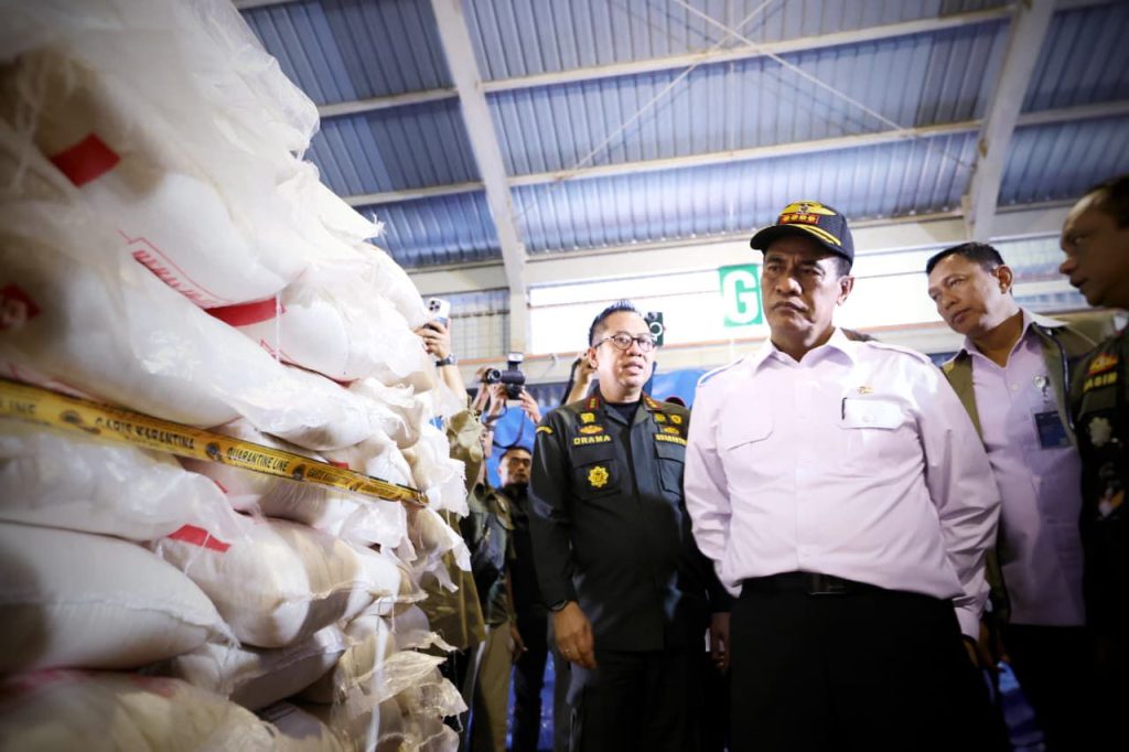 Mentan Amran Bongkar 1.000 Ton Beras Diduga Selundupan